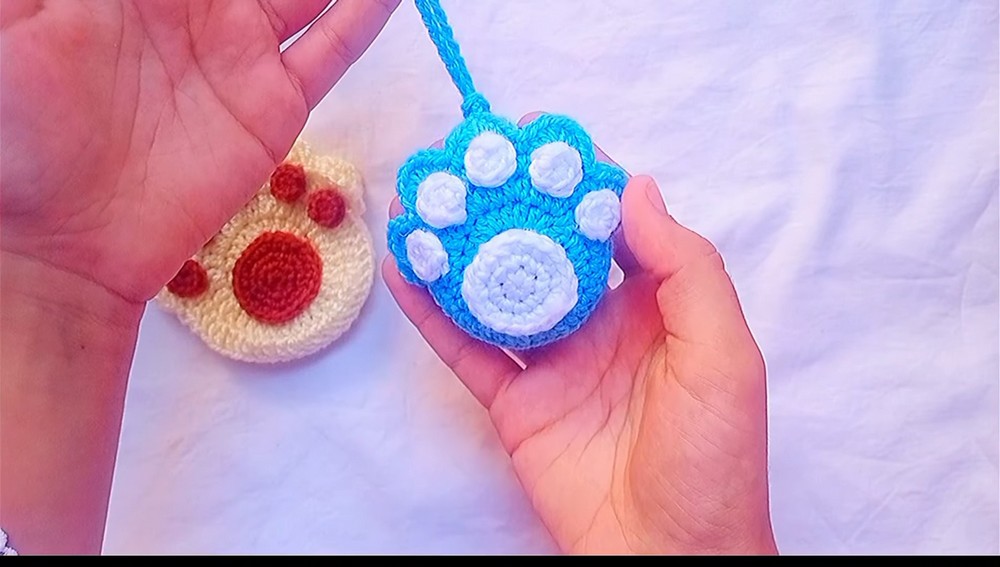 How To Crochet Easy & Adorable Cat Paw Pouch - Crochet Everything